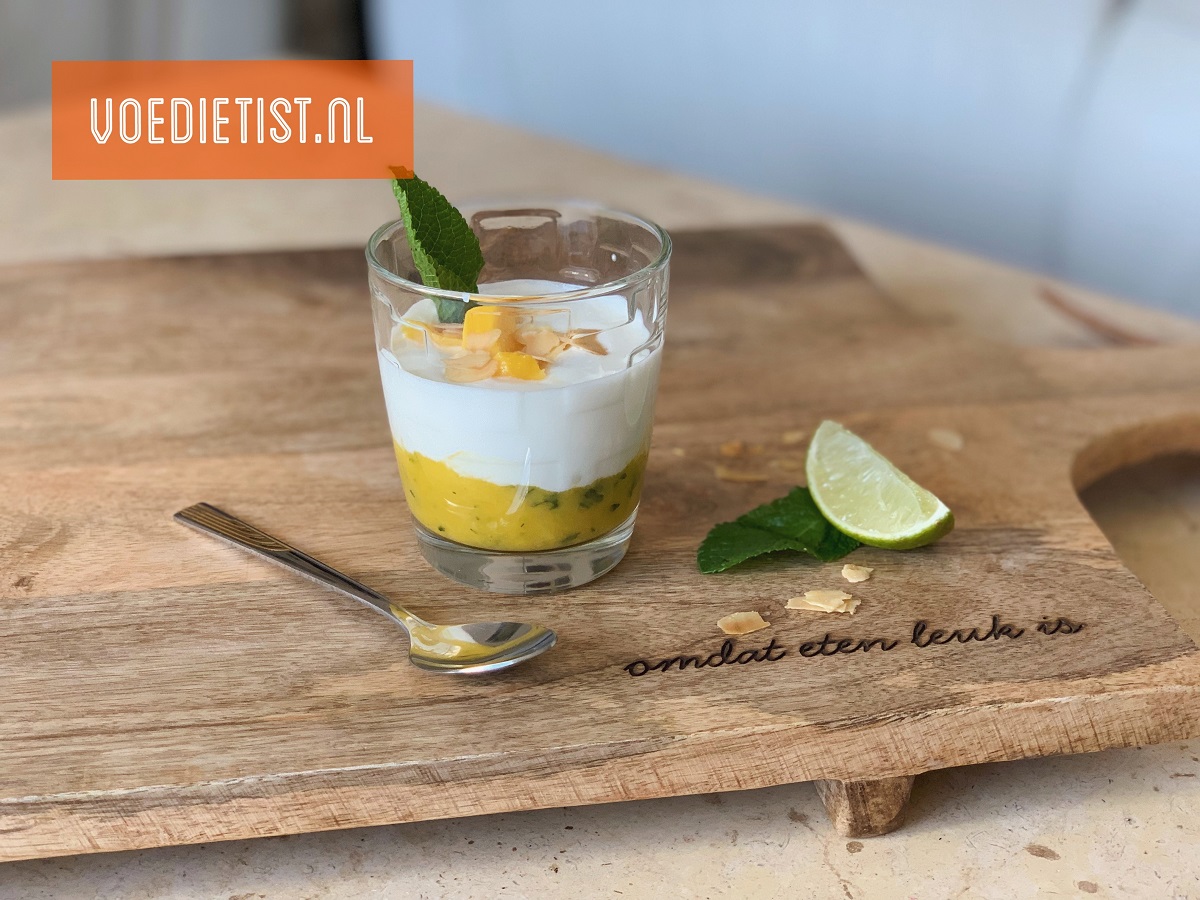 Recept: Frisse mango Skyr toetje met munt en amandel · De Voedietist